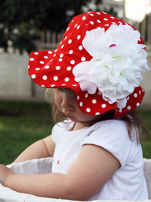 Panama kalap, gyerek fotó panama fején és a divat elegáns panama