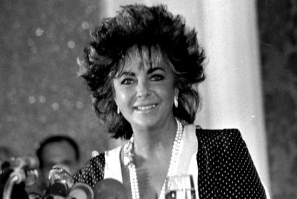 Elizabeth Taylor; magassága súlya milyen magas ez a csillag