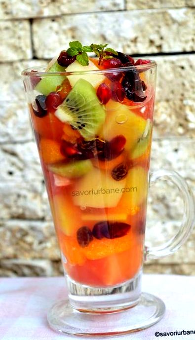 Coupe Jacques - чаши със сладолед, плодове и сметана - сладкарска ...