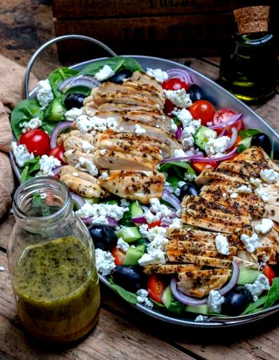 Görög saláta grillezett csirkemellel - Videó recept