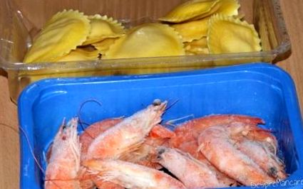 Rákokkal és garnélákkal töltött tészta póréhagymamártással, gombával és ...